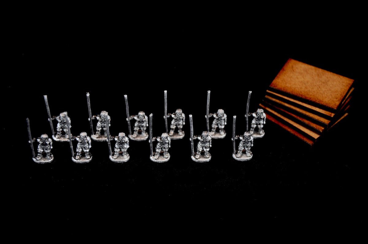 10mm Knightly Standard Bearer – Ravenkeep